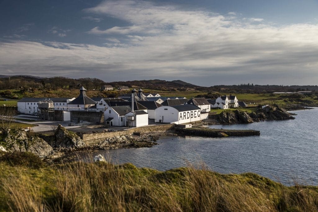 Ardbeg lanserar en unik presentförpackning i form av ett hundben ...