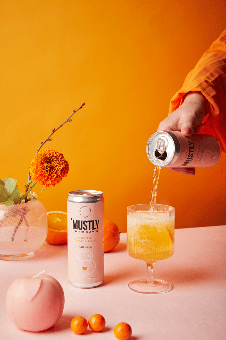 Äpple och kolsyrat vatten i nytt, fräscht och fruktbart äktenskap med ...