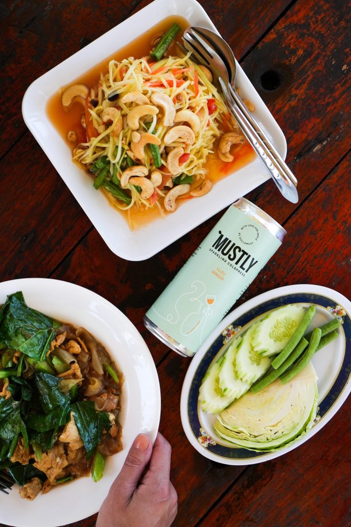 Äpple och kolsyrat vatten i nytt, fräscht och fruktbart äktenskap med ...